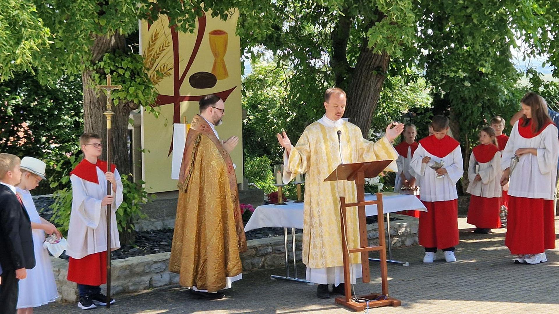 „Mehr Stühle im Altarraum“ | aus.sicht
